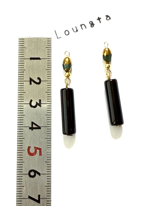 グリーンガラスビーズとブラックスティックのシンプルピアス 樹脂ピアス | iichi 日々の暮らしを心地よくするハンドメイドやアンティークのマーケットプレイス