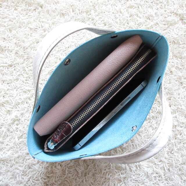 そのまま持っても映える♪《牛革》バッグインバッグ・ハンドソーイング・064 | iichi 日々の暮らしを心地よくするハンドメイドやアンティークのマーケットプレイス