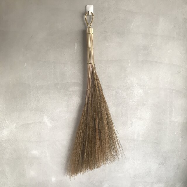 茅のホウキ 250521＃01 | iichi 日々の暮らしを心地よくするハンドメイドやアンティークのマーケットプレイス