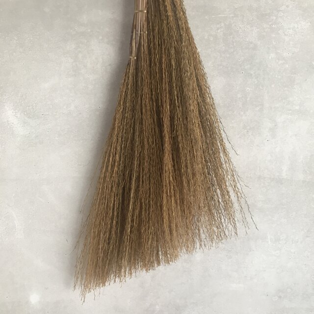 茅のホウキ 250521＃01 | iichi 日々の暮らしを心地よくするハンドメイドやアンティークのマーケットプレイス