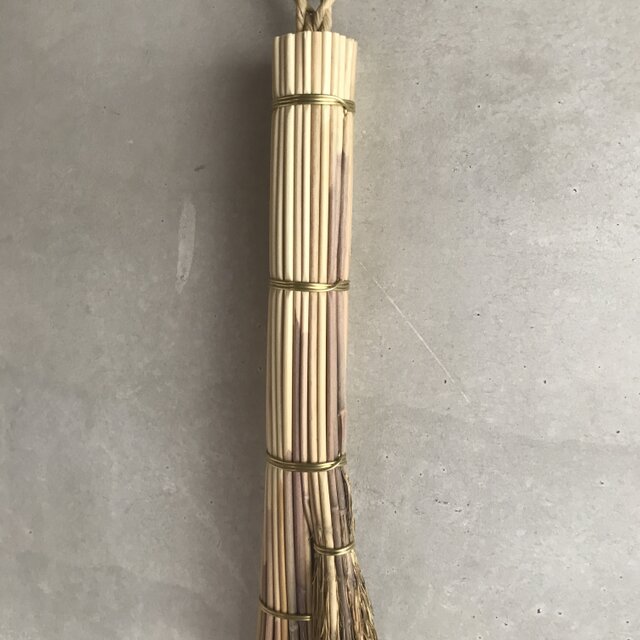 茅のホウキ 250521＃01 | iichi 日々の暮らしを心地よくするハンドメイドやアンティークのマーケットプレイス