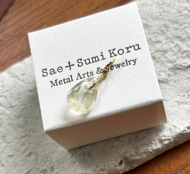 K24純金リビアングラス ペンダントトップ/ピアス K24 Pure Gold Libyan desert glass | iichi 日々の暮らしを心地よくするハンドメイドやアンティークの ...