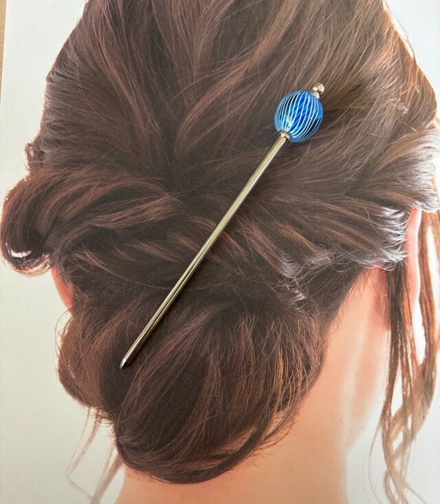 かんざし 流水の様な水色と白のストライプ模様のとんぼ玉 一本挿し 一本簪 涼しげ 夏 トンボ玉 青 ブルー | iichi 日々の暮らしを心地よくするハンドメイドやアンティークのマーケットプレイス