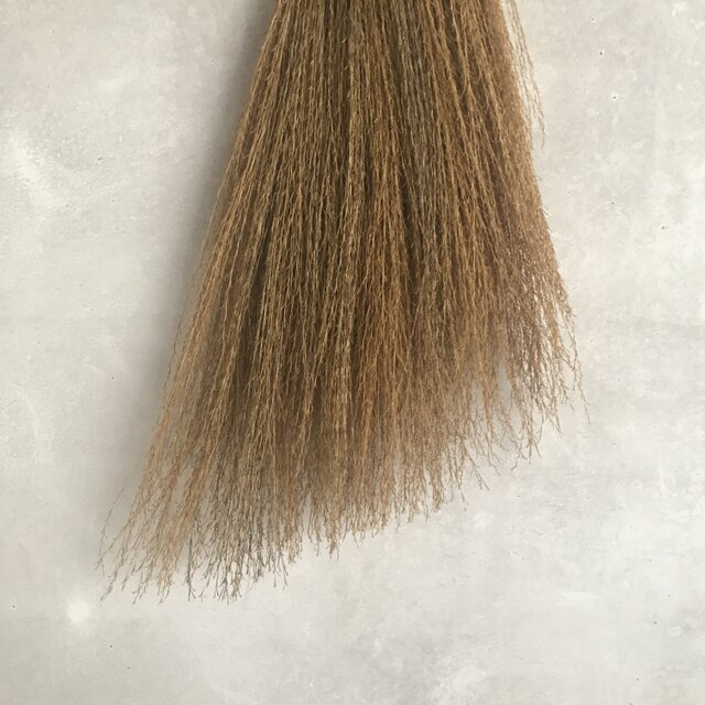 茅のホウキ 250521＃02 | iichi 日々の暮らしを心地よくするハンドメイドやアンティークのマーケットプレイス