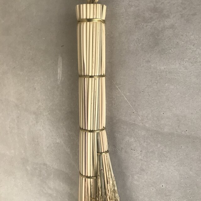 茅のホウキ 250521＃03 | iichi 日々の暮らしを心地よくするハンドメイドやアンティークのマーケットプレイス
