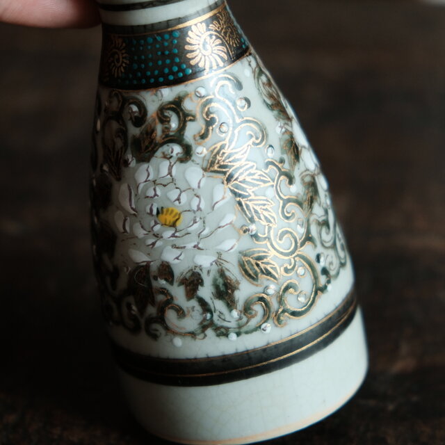 豪快な花唐草 九谷焼 青粒金彩徳利 酒器 丁寧な暮らしに。昭和レトロ 骨董好きにも。i1 | iichi 日々の暮らしを心地よくするハンドメイドやアンティークのマーケットプレイス