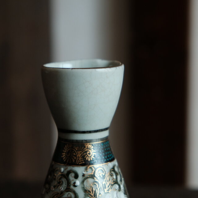 豪快な花唐草 九谷焼 青粒金彩徳利 酒器 丁寧な暮らしに。昭和レトロ 骨董好きにも。i1 | iichi 日々の暮らしを心地よくするハンドメイドやアンティークのマーケットプレイス