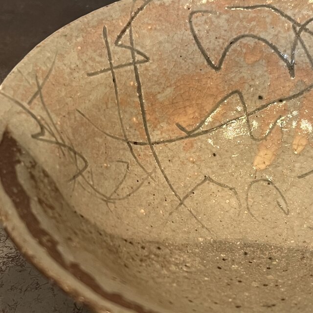 茶碗 白化粧引っ掻き紋灰志野 No.6 | iichi 日々の暮らしを心地よくするハンドメイドやアンティークのマーケットプレイス