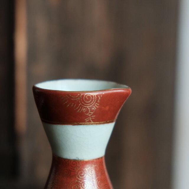花とリーフ 九谷焼 赤絵金彩徳利 酒器 インテリア 昭和レトロ ヴィンテージ 古物 インテリアオブジェ | iichi 日々の暮らしを心地よくするハンドメイドやアンティークのマーケットプレイス