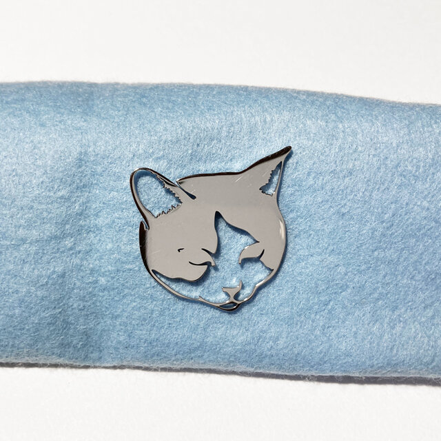 ハチワレにゃんこのピンバッジ | iichi 日々の暮らしを心地よくするハンドメイドやアンティークのマーケットプレイス