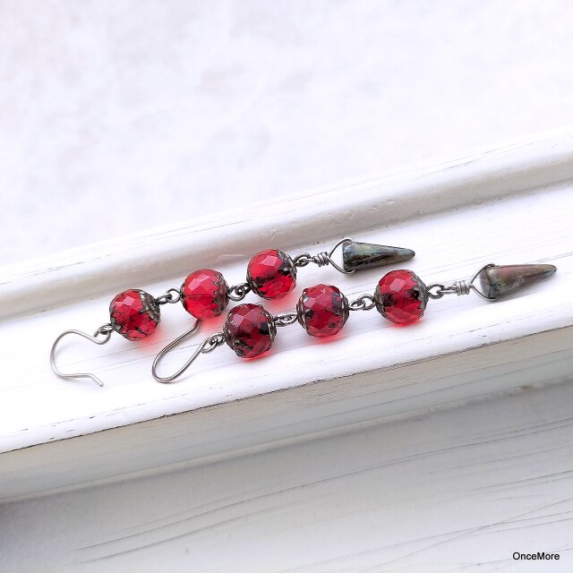 アンティーク調ビーズのロングピアス | iichi 日々の暮らしを心地よくするハンドメイドやアンティークのマーケットプレイス