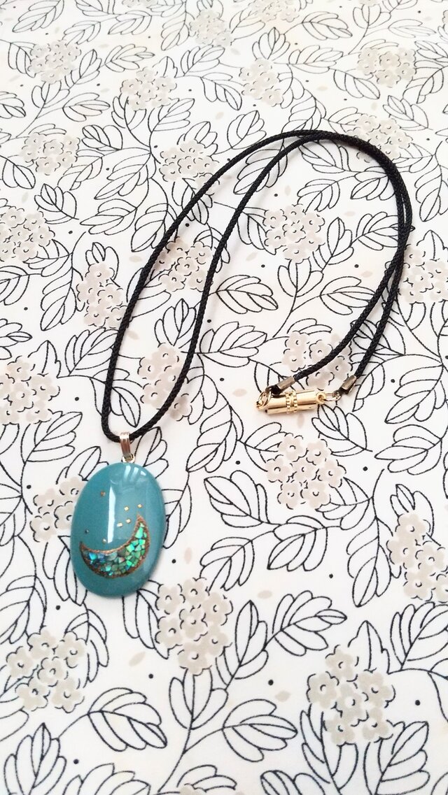 輪島塗 プチペンダント 青漆 三日月 | iichi 日々の暮らしを心地よくするハンドメイドやアンティークのマーケットプレイス