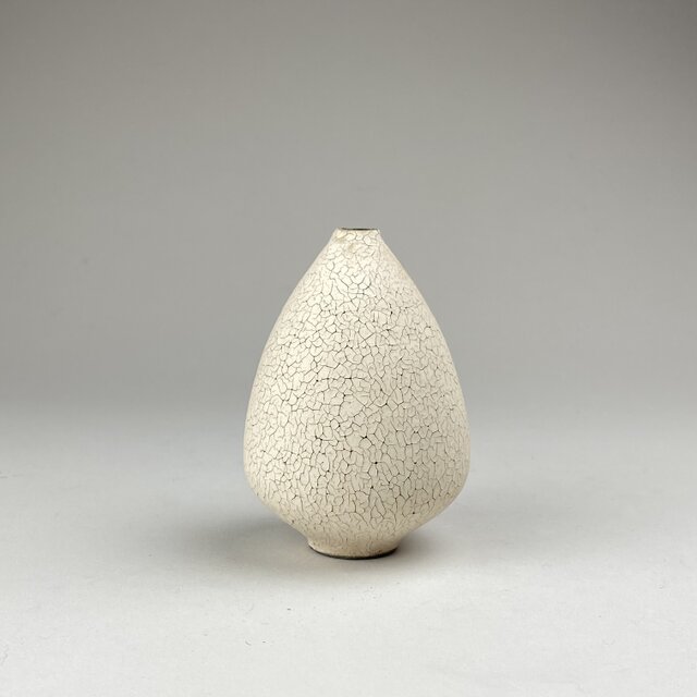 貫入粉引 一輪挿し t-41 | iichi 日々の暮らしを心地よくするハンドメイドやアンティークのマーケットプレイス