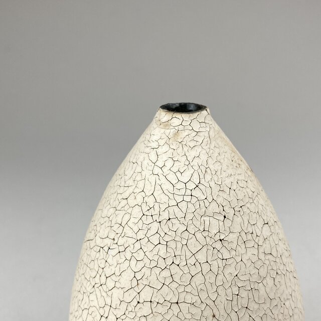 貫入粉引 一輪挿し t-41 | iichi 日々の暮らしを心地よくするハンドメイドやアンティークのマーケットプレイス