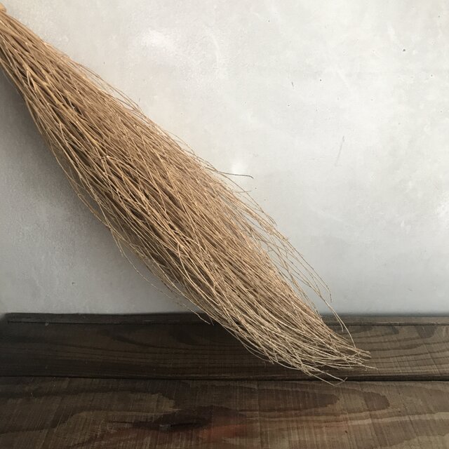 信州草ホウキ 60cm 250522＃03 | iichi 日々の暮らしを心地よくするハンドメイドやアンティークのマーケットプレイス