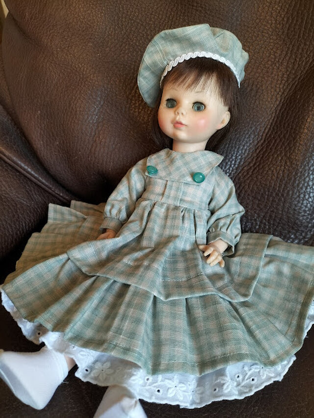 アレクサンダードール用（背丈43cm）ギンガムチェックのワンピとベレー 送料込み | iichi 日々の暮らしを心地よくするハンドメイドやアンティークのマーケットプレイス