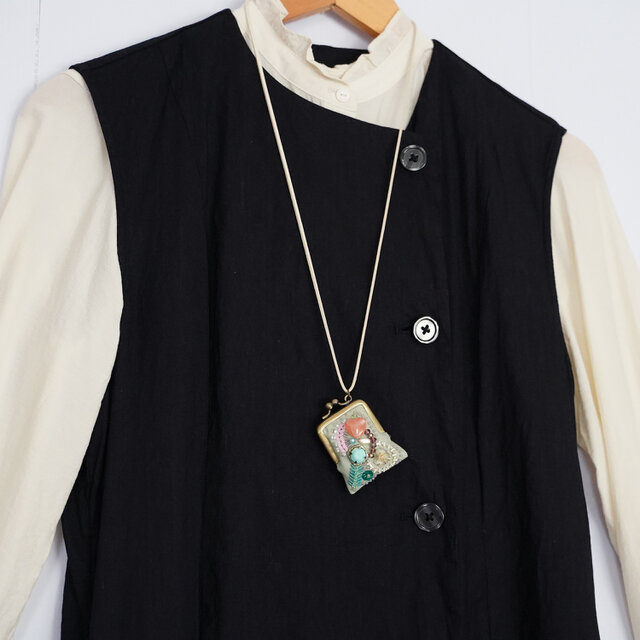 ネックレスにも、バッグチャームにも、小さな小さなビーズ刺繍のがま口 59 セージグリーン ガーゼ アクセサリーケース | iichi 日々の暮らしを心地よくするハンドメイドやアンティークの ...