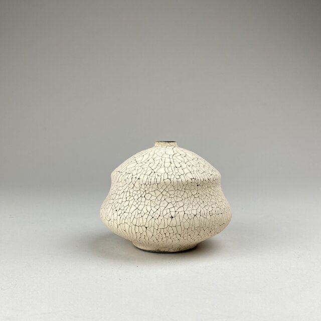 貫入粉引 一輪挿し t-43 | iichi 日々の暮らしを心地よくするハンドメイドやアンティークのマーケットプレイス