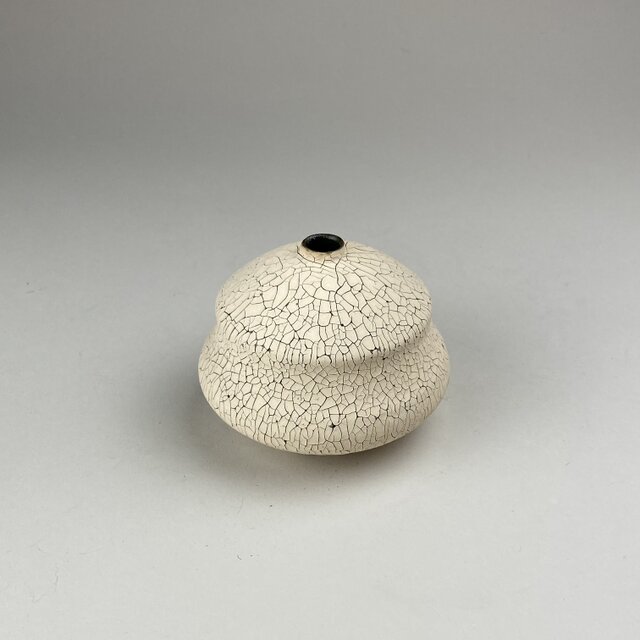 貫入粉引 一輪挿し t-43 | iichi 日々の暮らしを心地よくするハンドメイドやアンティークのマーケットプレイス