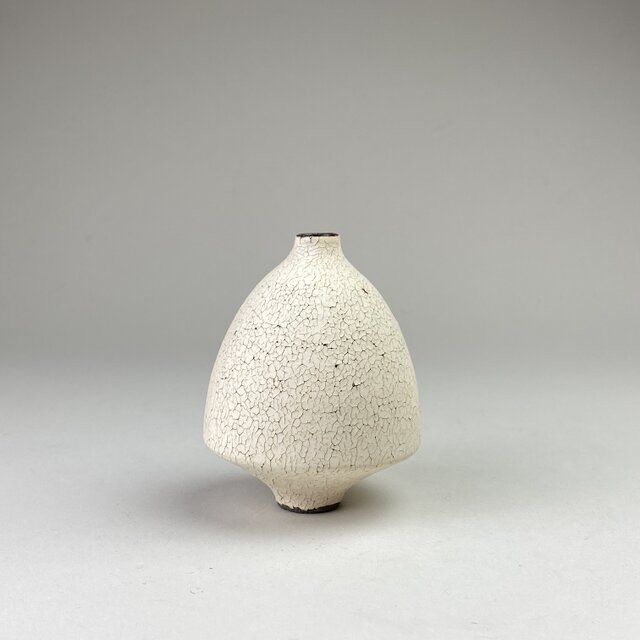 貫入粉引 一輪挿し t-44 | iichi 日々の暮らしを心地よくするハンドメイドやアンティークのマーケットプレイス