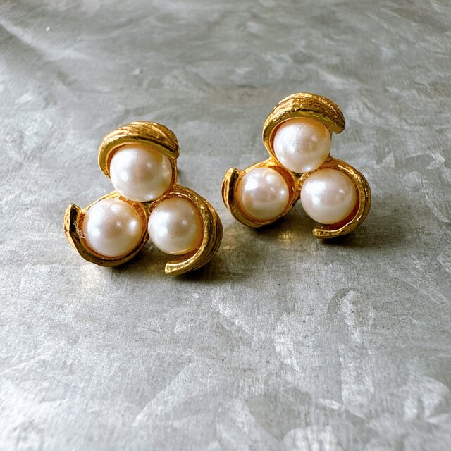 PA337-【 AVON 】エイボン・ヴィンテージピアス Gold Tone Faux Pearl Botanical | iichi 日々の暮らしを心地よくするハンドメイドやアンティークの ...