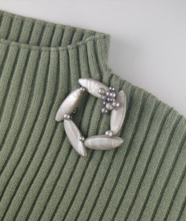 グレージュの【シェル】サークルブローチ | iichi 日々の暮らしを心地よくするハンドメイドやアンティークのマーケットプレイス