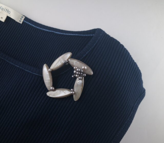 グレージュの【シェル】サークルブローチ | iichi 日々の暮らしを心地よくするハンドメイドやアンティークのマーケットプレイス