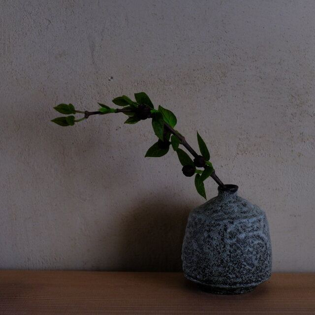 灰砂釉 一輪挿し t-49 | iichi 日々の暮らしを心地よくするハンドメイドやアンティークのマーケットプレイス