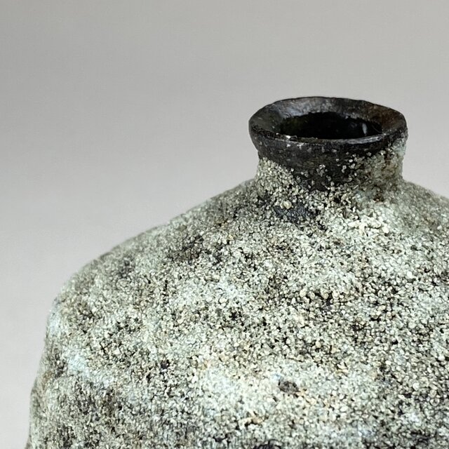 灰砂釉 一輪挿し t-49 | iichi 日々の暮らしを心地よくするハンドメイドやアンティークのマーケットプレイス