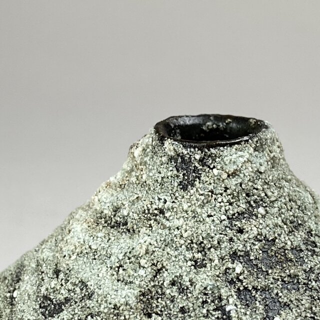 灰砂釉 一輪挿し t-52 | iichi 日々の暮らしを心地よくするハンドメイドやアンティークのマーケットプレイス