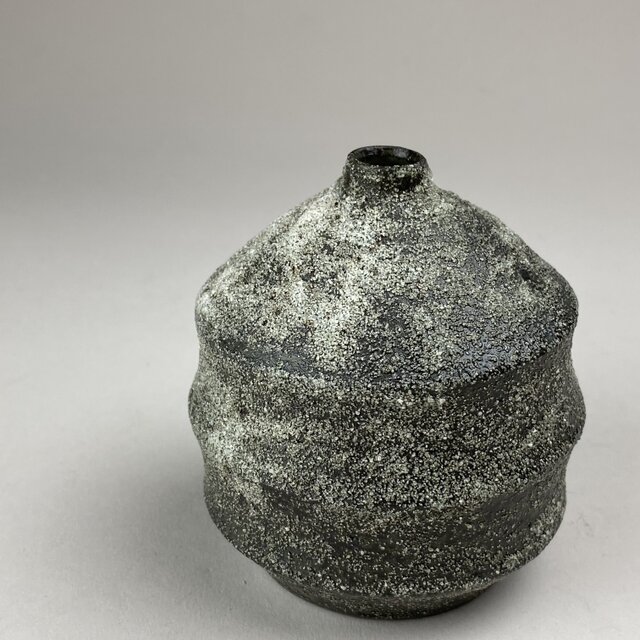 灰砂釉 一輪挿し t-53 | iichi 日々の暮らしを心地よくするハンドメイドやアンティークのマーケットプレイス