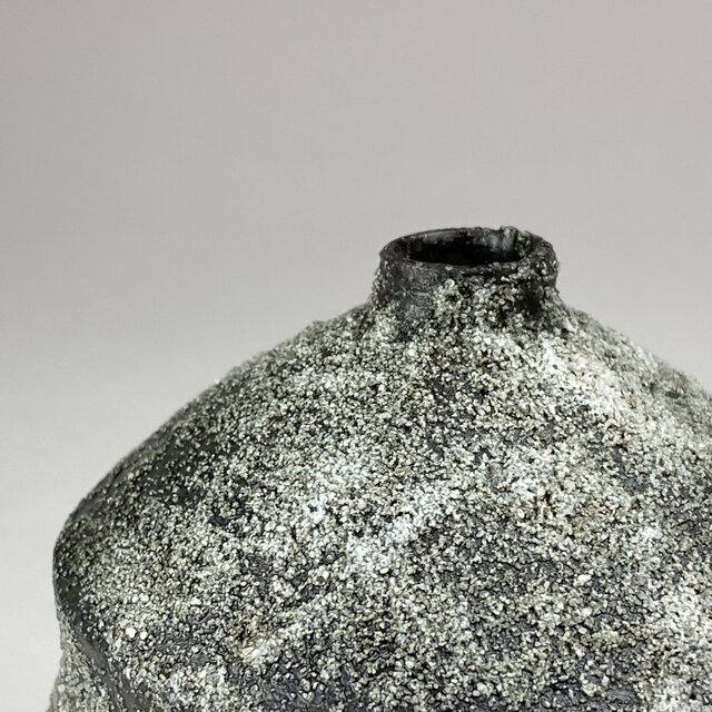 灰砂釉 一輪挿し t-53 | iichi 日々の暮らしを心地よくするハンドメイドやアンティークのマーケットプレイス