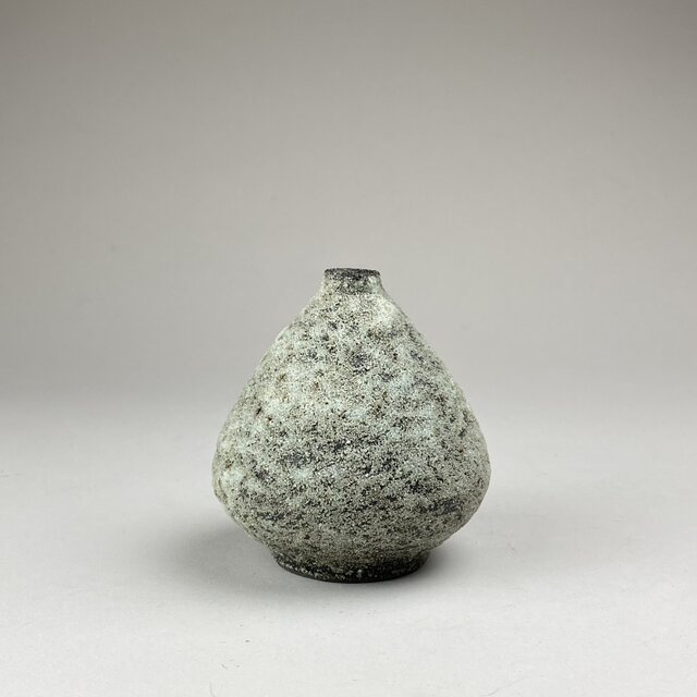 灰砂釉 一輪挿し t-54 | iichi 日々の暮らしを心地よくするハンドメイドやアンティークのマーケットプレイス