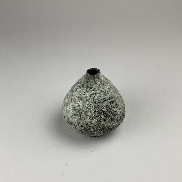 灰砂釉 一輪挿し t-54 | iichi 日々の暮らしを心地よくするハンドメイドやアンティークのマーケットプレイス