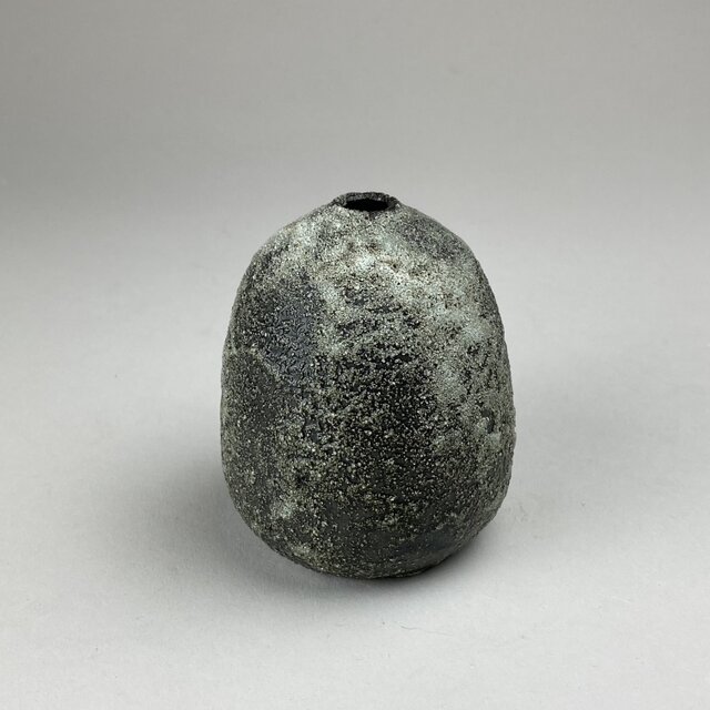 灰砂釉 一輪挿し t-55 | iichi 日々の暮らしを心地よくするハンドメイドやアンティークのマーケットプレイス