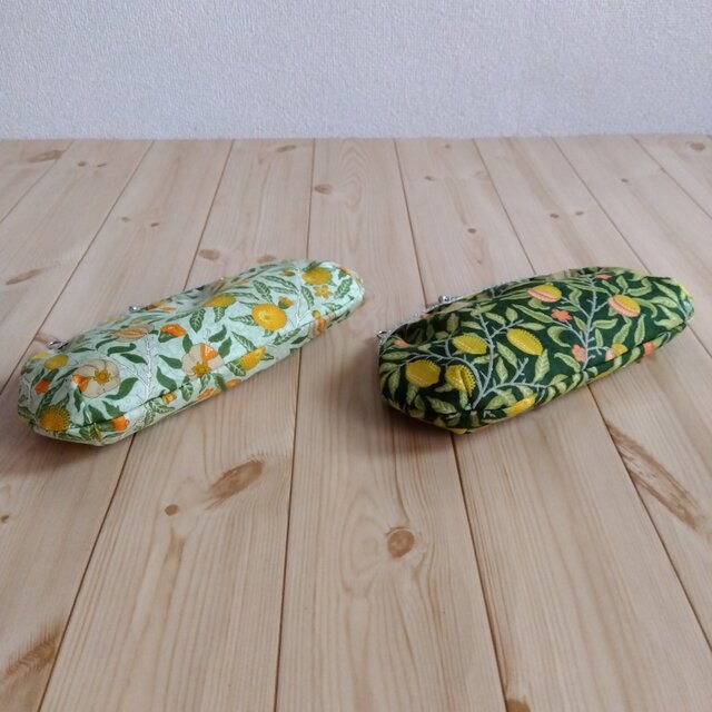 V&Aウィリアムモリス 大きめがま口ポーチ 通帳ケース 20cm口金 フルーツ ペールグリーン 238 | iichi 日々の暮らしを心地よくするハンドメイドやアンティークのマーケットプレイス