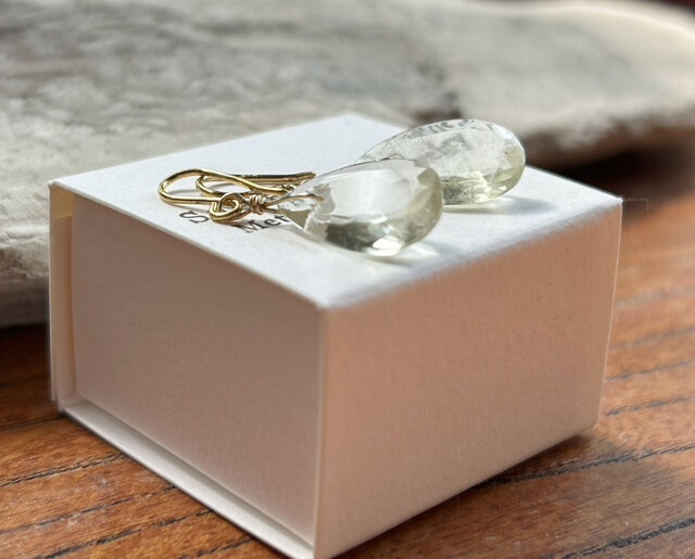 K24純金フック リビアングラス ピアス K24 Pure Gold Libyan desert glass | iichi 日々の暮らしを心地よくするハンドメイドやアンティークのマーケットプレイス