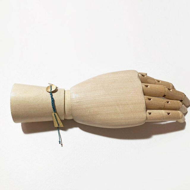 真鍮とワックスコードのブレスレット | iichi 日々の暮らしを心地よくするハンドメイドやアンティークのマーケットプレイス