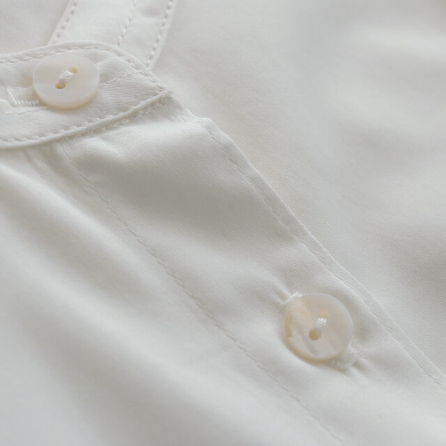 さらりと纏う スーピマコットン バンドカラーブラウス （オフホワイト）TP11 | iichi 日々の暮らしを心地よくするハンドメイドやアンティークのマーケットプレイス