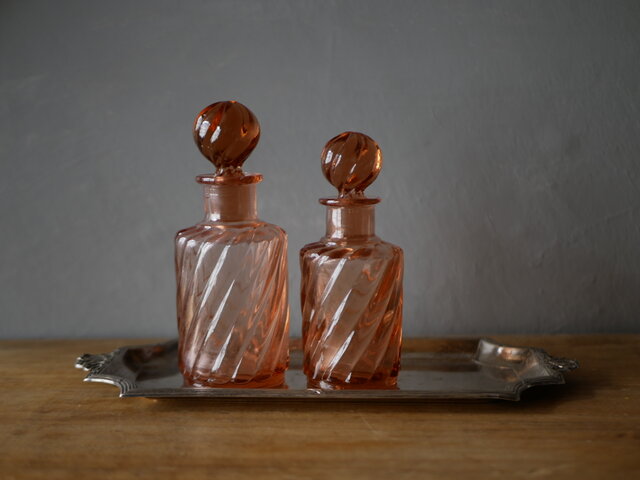 香水瓶 大きい方 ピンク フランスアンティーク アンティークのある暮らし | iichi 日々の暮らしを心地よくするハンドメイドやアンティークのマーケットプレイス