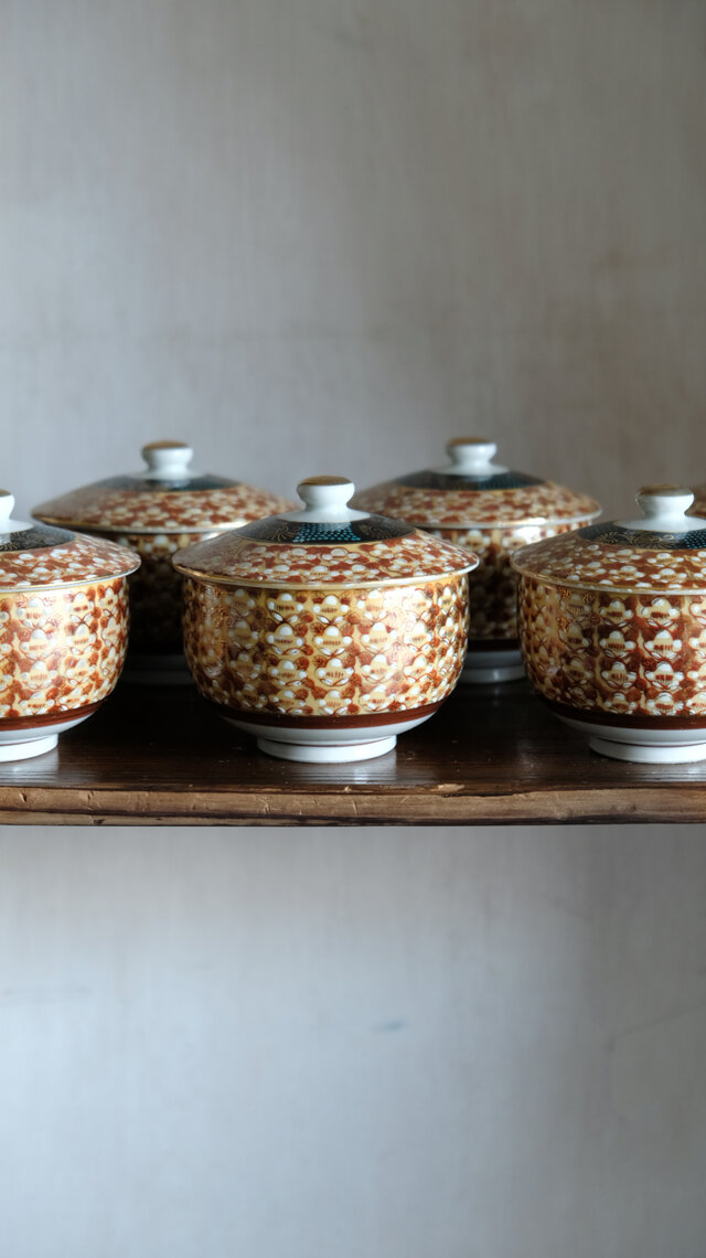 【特価¥1500→¥750】白い花と赤いリーフ尽くし 九谷焼 花文色絵青粒金彩蓋付湯呑み 古民家 工芸品 昭和レトロ | iichi 日々の暮らしを心地よくするハンドメイドやアンティークの ...