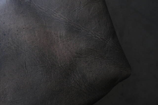 レザーショルダーポーチ frame porch SHC-31 ＜鹿革墨染＞ | iichi 日々の暮らしを心地よくするハンドメイドやアンティークのマーケットプレイス