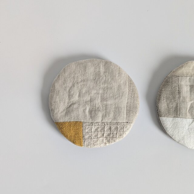 リネンのコースター まる 2枚set/マスタード ナチュラル パッチワーク | iichi 日々の暮らしを心地よくするハンドメイドやアンティークのマーケットプレイス