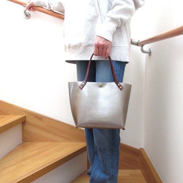 NEWライン♪《牛革》ロングハンドル・底マチワイド・一枚革のミニトート・0606 | iichi 日々の暮らしを心地よくするハンドメイドやアンティークのマーケットプレイス