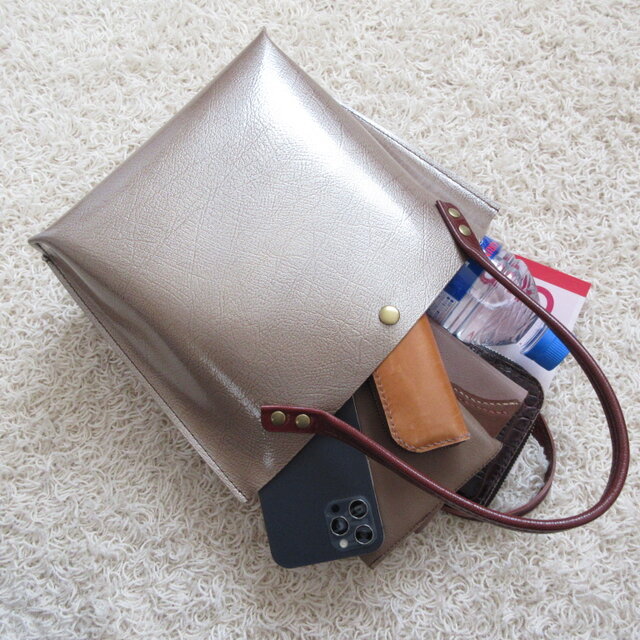 NEWライン♪《牛革》ロングハンドル・底マチワイド・一枚革のミニトート・0606 | iichi 日々の暮らしを心地よくするハンドメイドやアンティークのマーケットプレイス