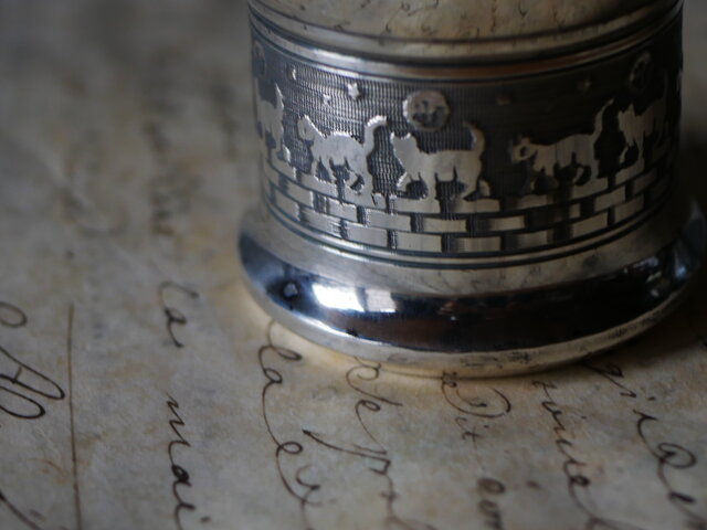 1. 猫のタンブラー フランスアンティーク アンティークのある暮らし | iichi 日々の暮らしを心地よくするハンドメイドやアンティークのマーケットプレイス