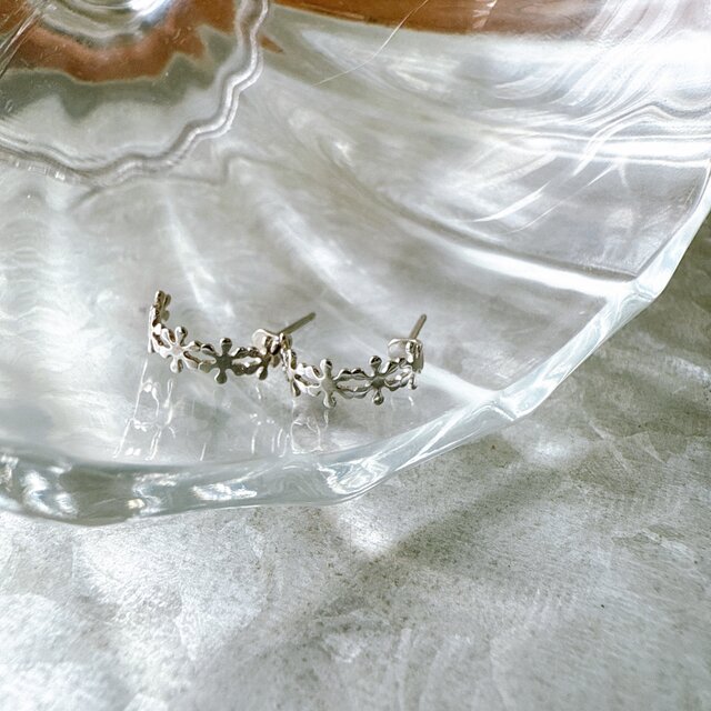 PA339-【 AVON 】エイボン・ヴィンテージピアス Silver Tone Flower Harf Hoops | iichi 日々の暮らしを心地よくするハンドメイドやアンティークの ...