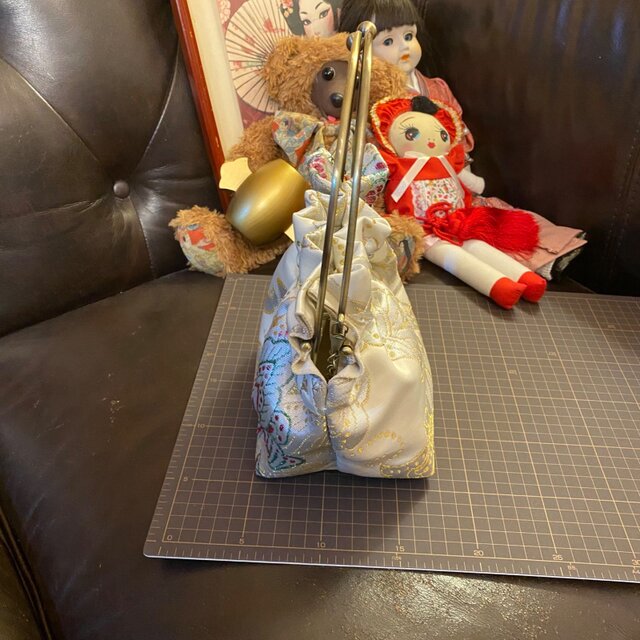 和洋折衷 名古屋帯リメイク ハンドバッグ バック ショルダーチェーン付き ガマ口タイプ 帯サッシュベルト セット あ-93 | iichi 日々の暮らしを心地よくするハンドメイドやアンティーク ...