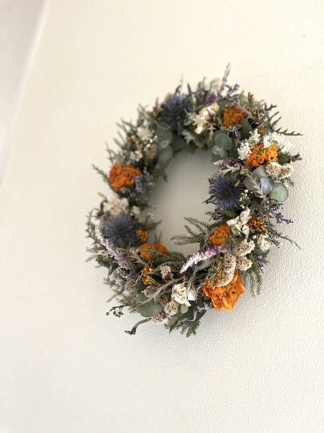 ラナンキュラスとエリンジュームのドライオーバルリース | iichi 日々の暮らしを心地よくするハンドメイドやアンティークのマーケットプレイス