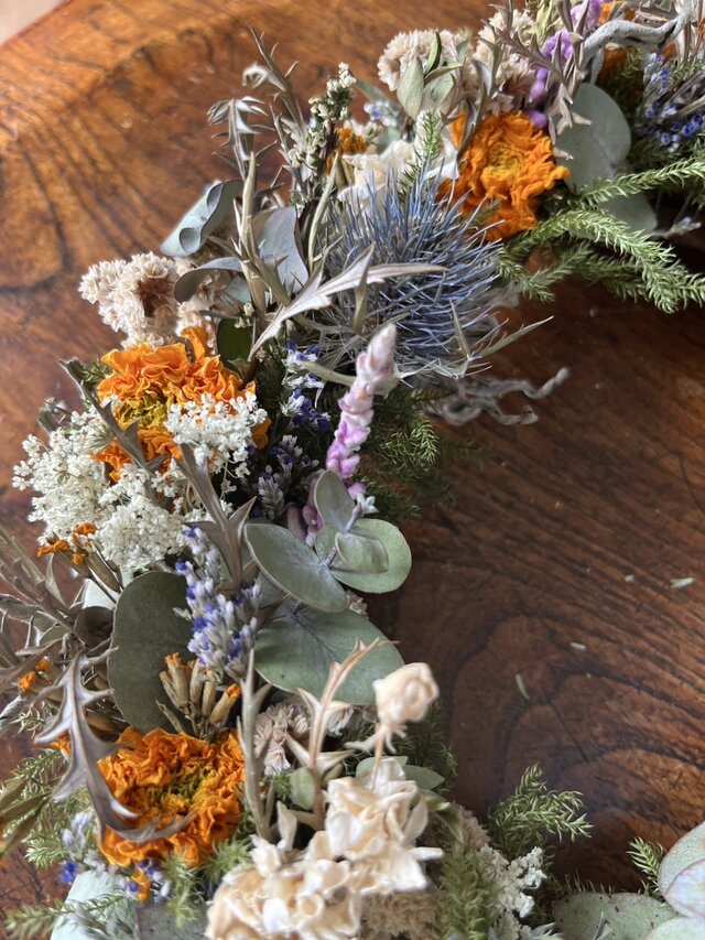 ラナンキュラスとエリンジュームのドライオーバルリース | iichi 日々の暮らしを心地よくするハンドメイドやアンティークのマーケットプレイス